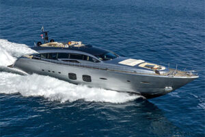 Location du yacht «Pershing 108» à Cannes (Vieux-Port)